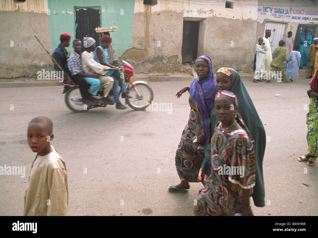 people walking down a street zaria nigeria Stock Photo - Alamy