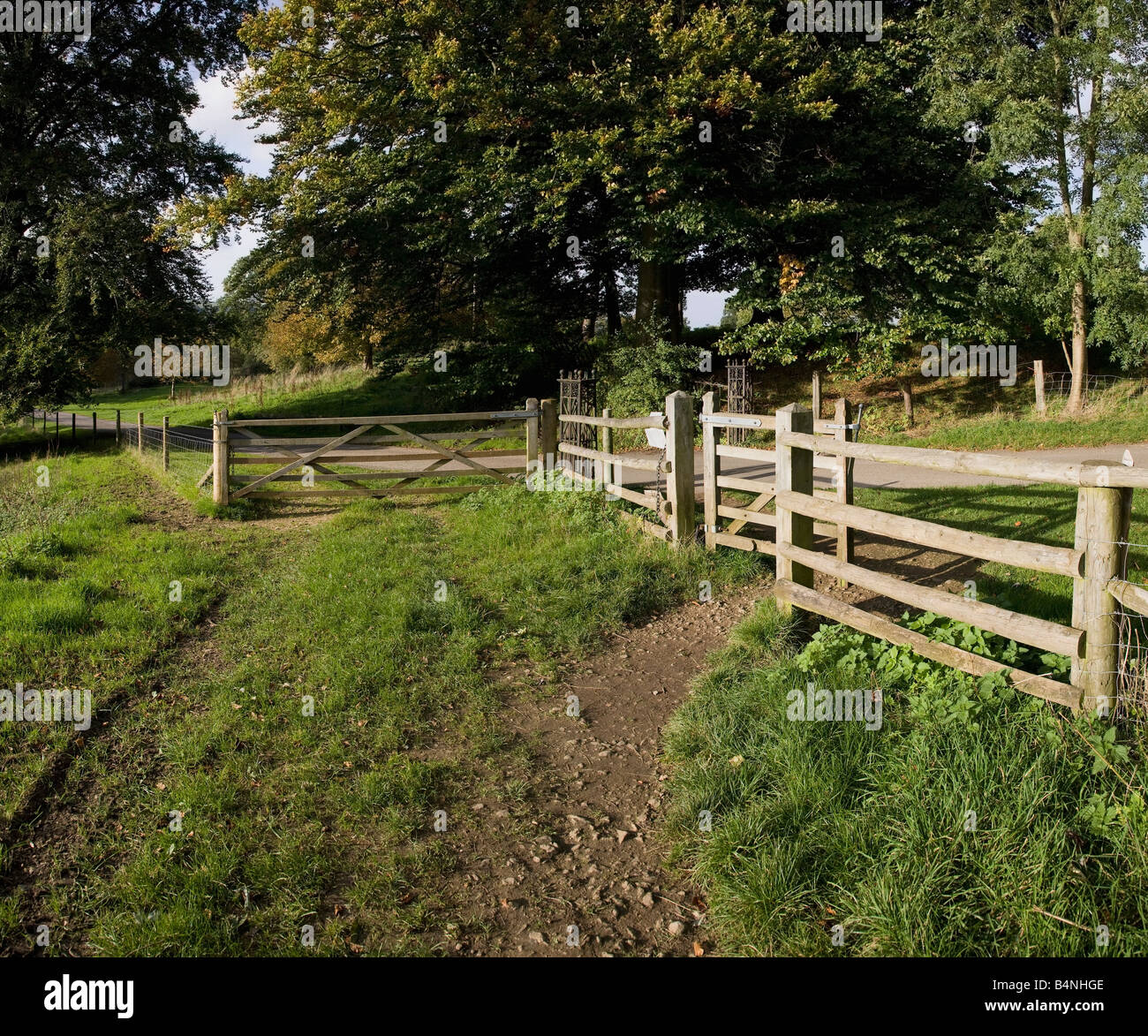 A gate on a footpath Stock Photo - Alamy