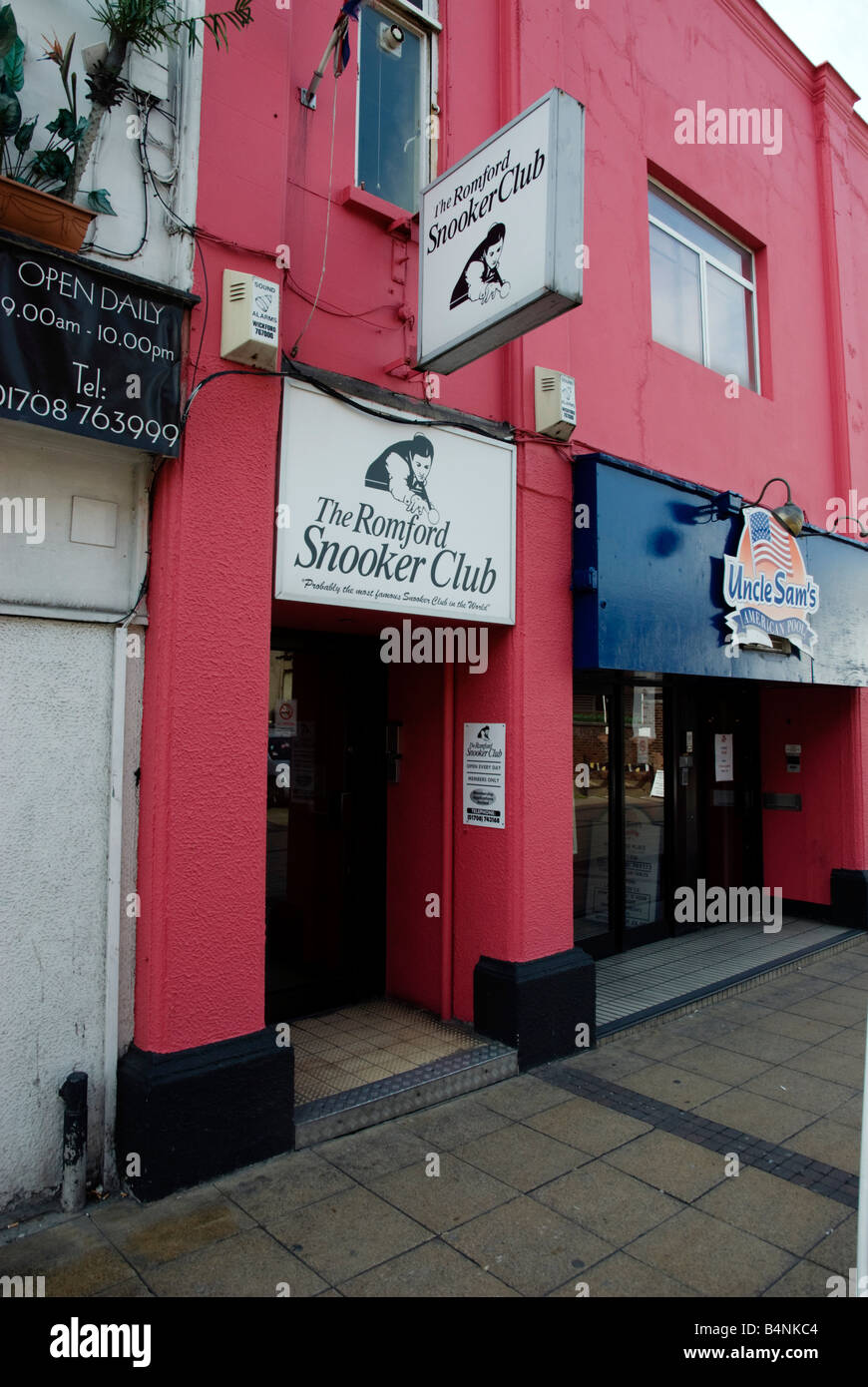 Romford snooker club doorway and entrance Stock Photo - Alamy