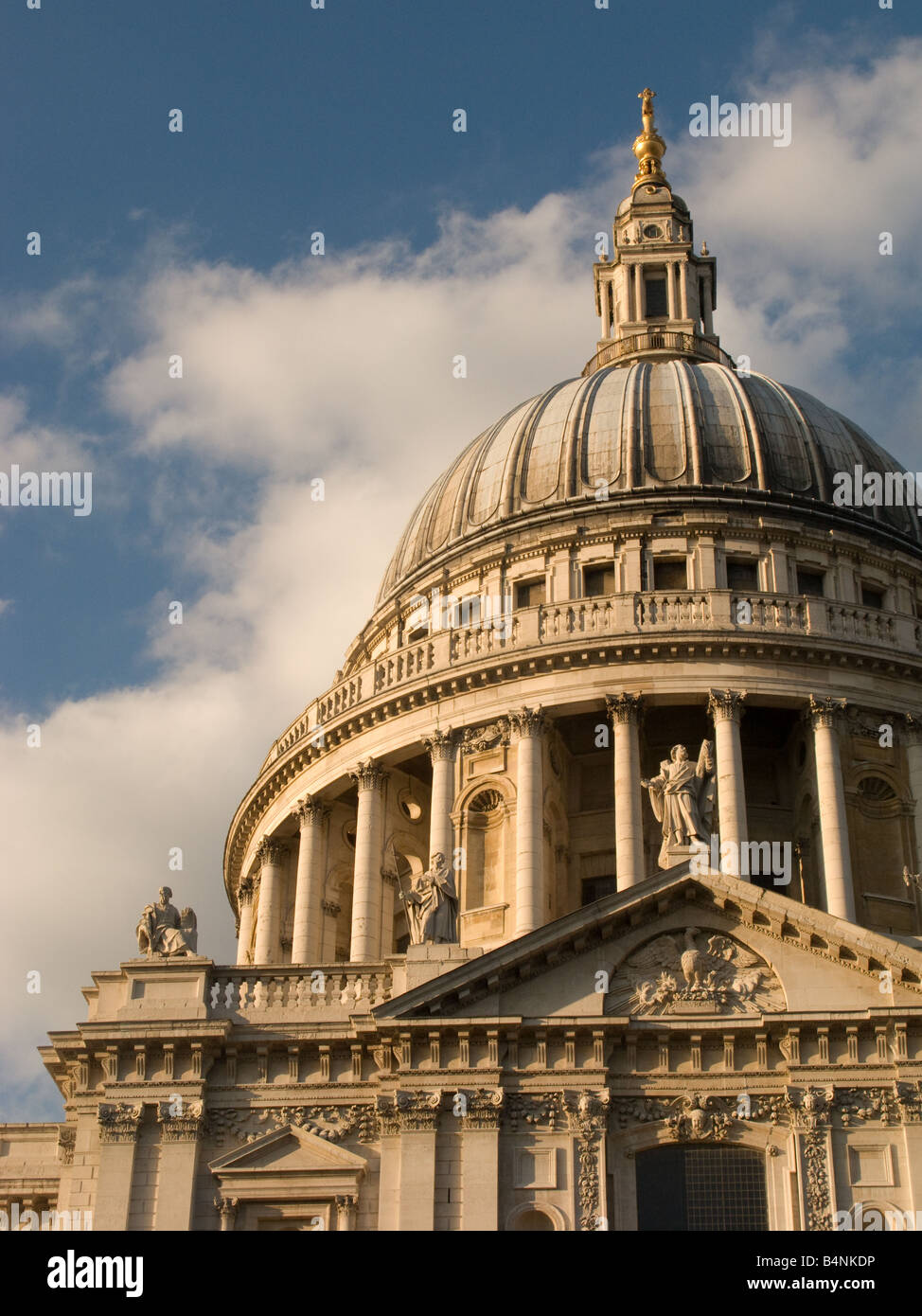 Dome of st paul’s cathedral hi-res stock photography and images - Alamy