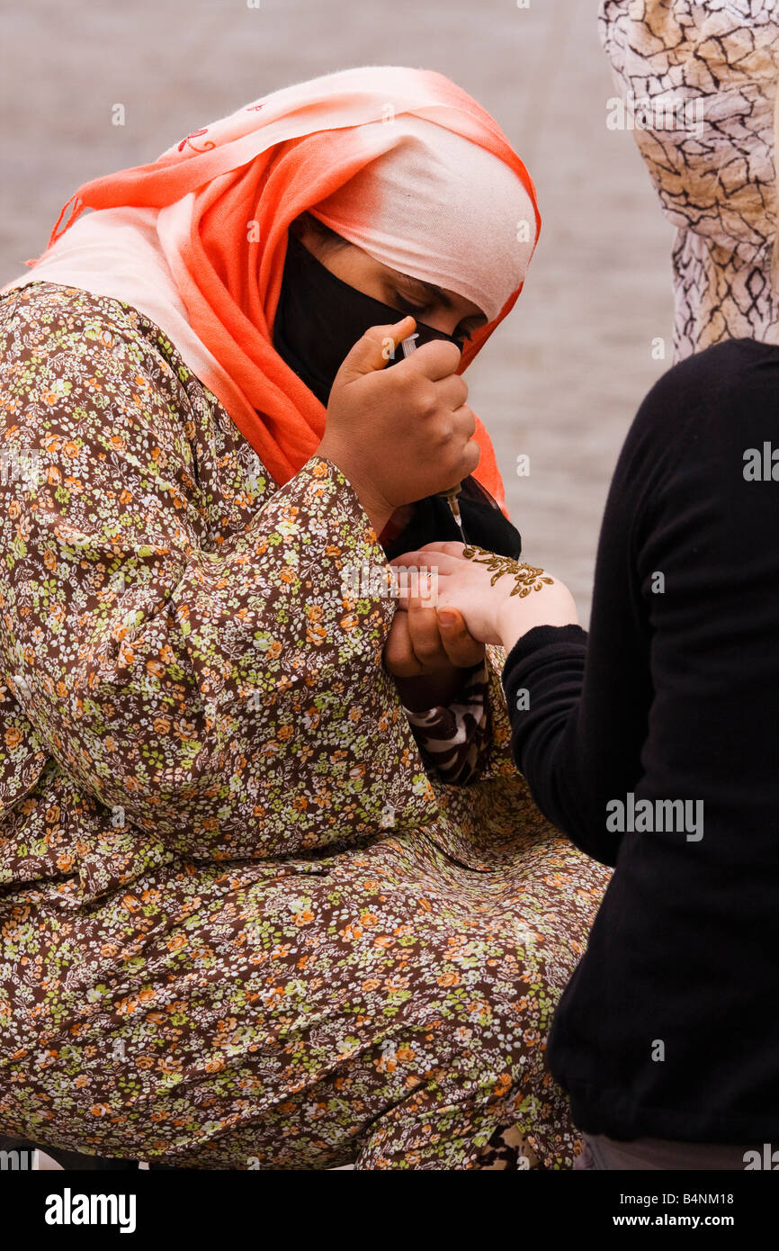 Moroccan woman making traditional henna decorations Stock Photo - Alamy