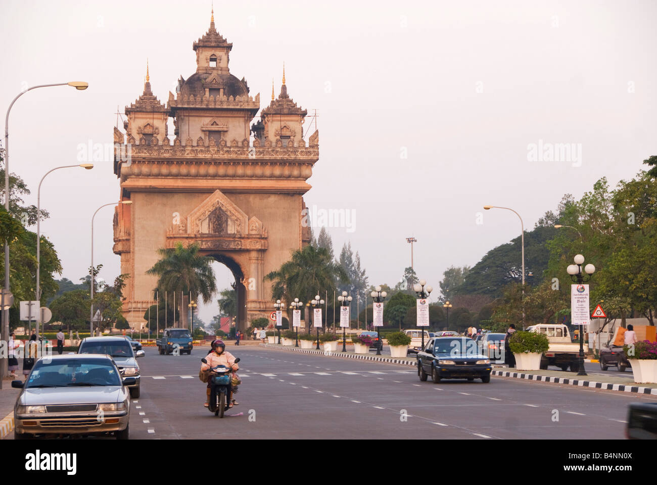 Patouxay Monument on Lanexang avenue in Vientiane Laos Stock Photo - Alamy