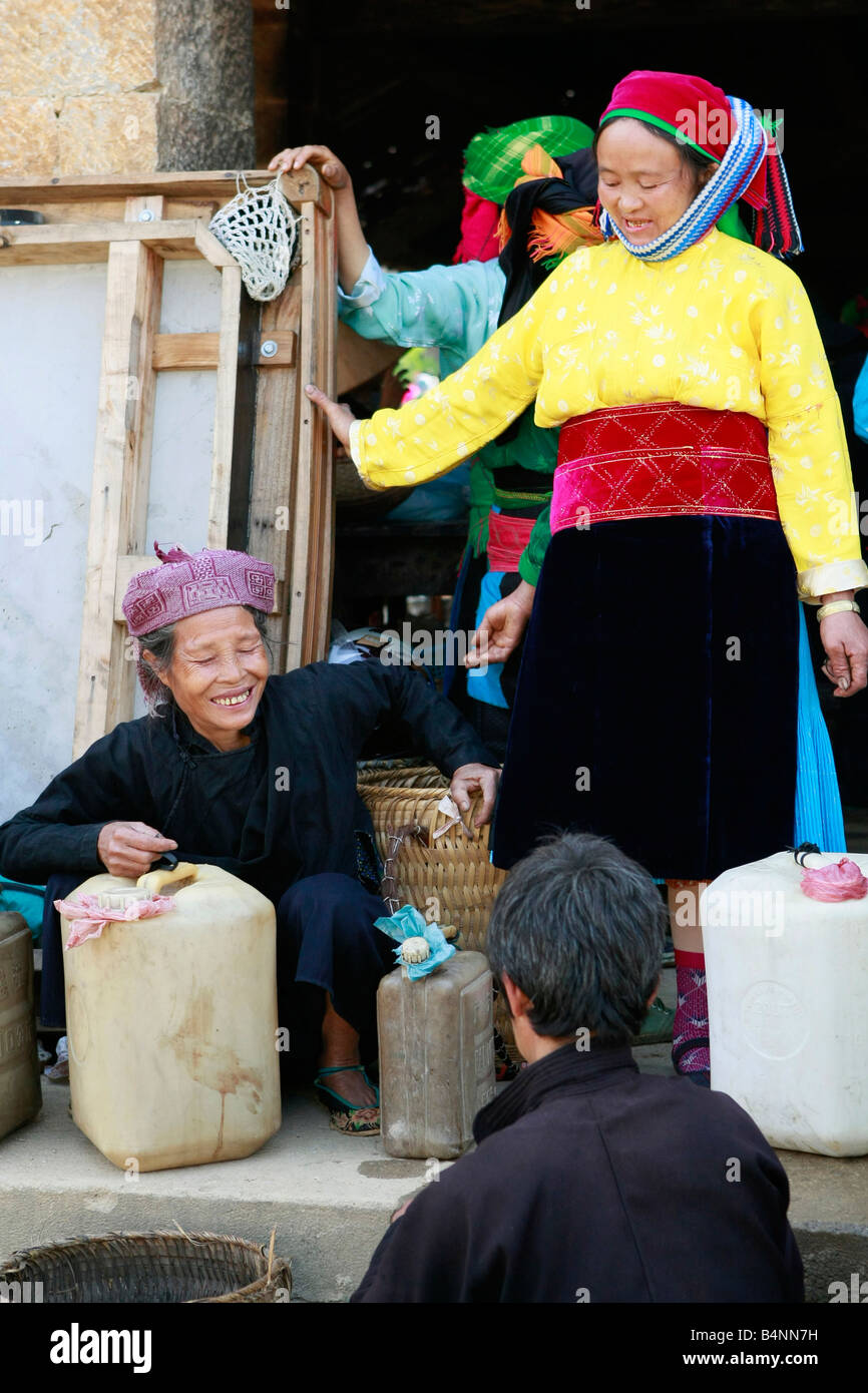 White Hmong tribeswomen at Dong Van market, Ha Giang Province, Vietnam ...