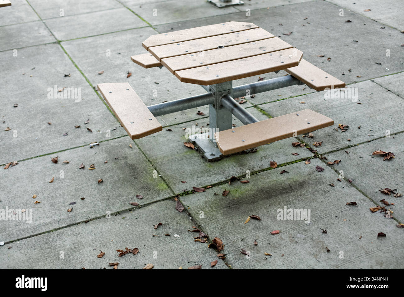 picnic table outside with leaves on ground Stock Photo - Alamy