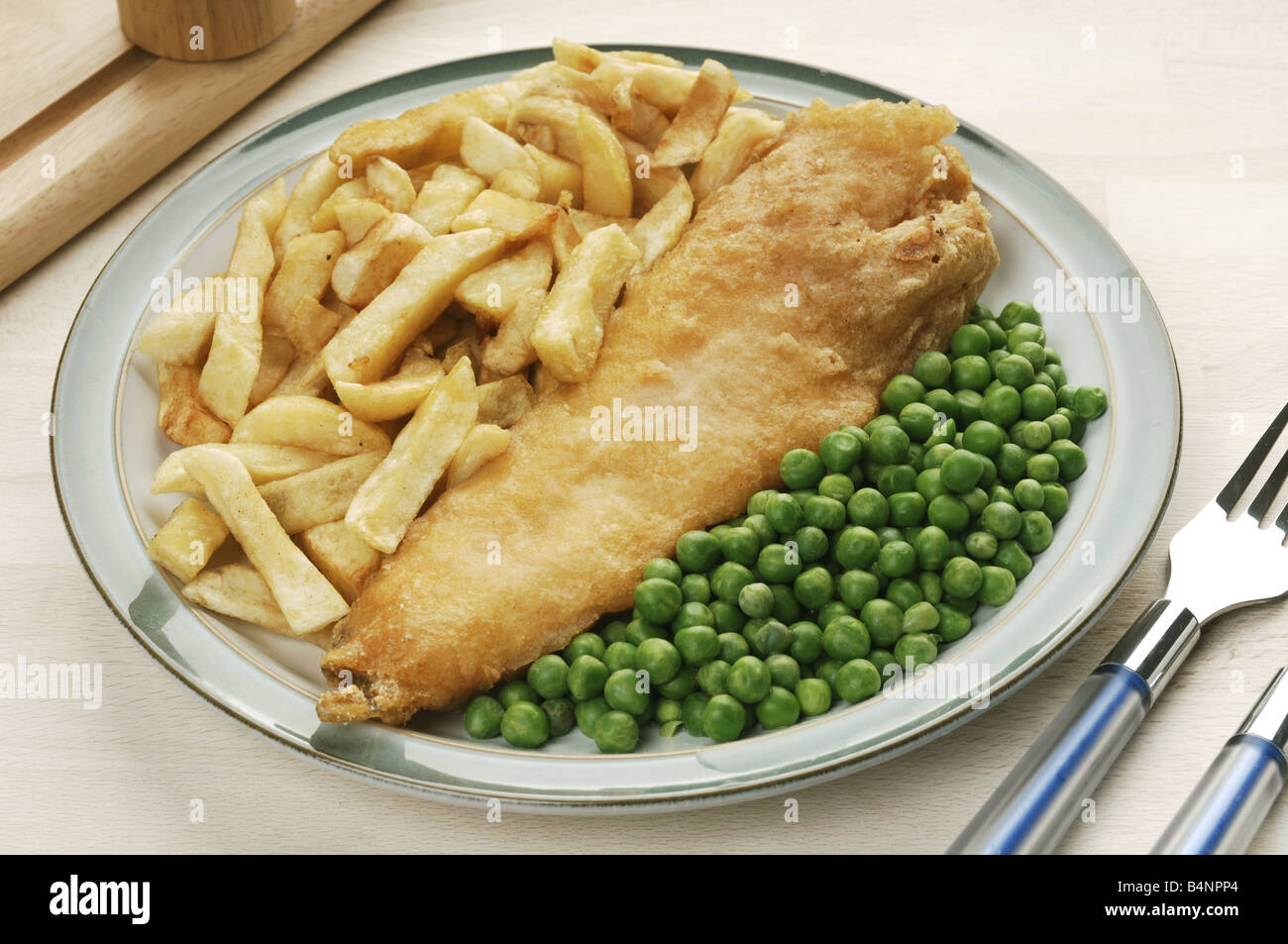 a plate of fish chips and peas Stock Photo - Alamy