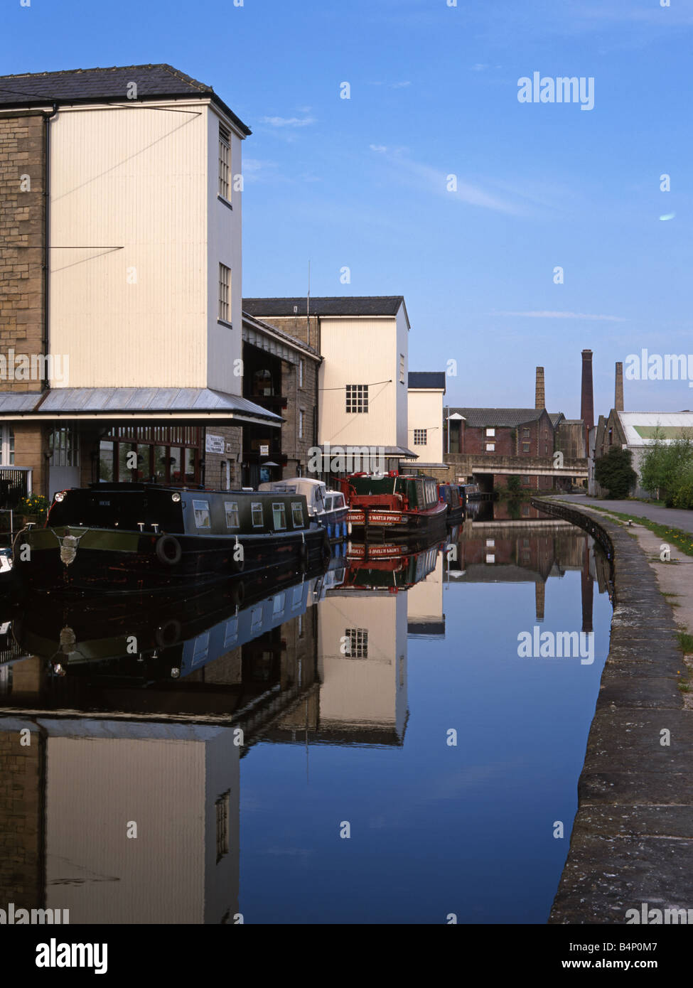 Leeds liverpool canal saltaire hi-res stock photography and images - Alamy