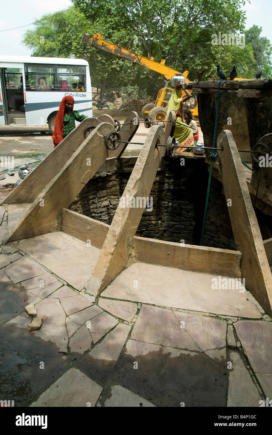 India rajasthan women water well hi-res stock photography and images ...