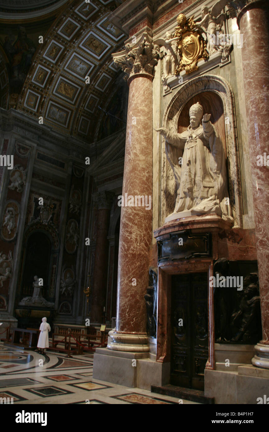 sculpture statue inside st peter's basilica, rome Stock Photo - Alamy