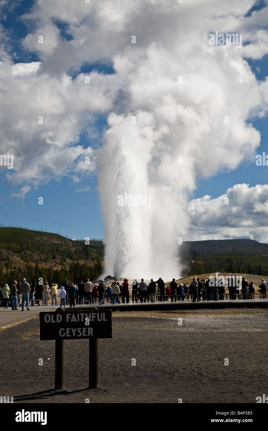 Old faithful geyser in yellowstone hi-res stock photography and images ...