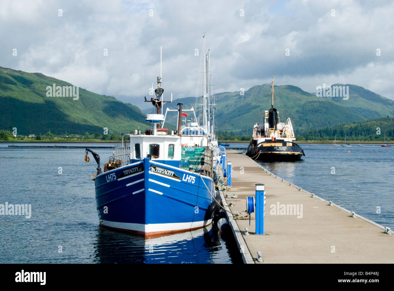 Loch boats moored on jetty hi-res stock photography and images - Alamy