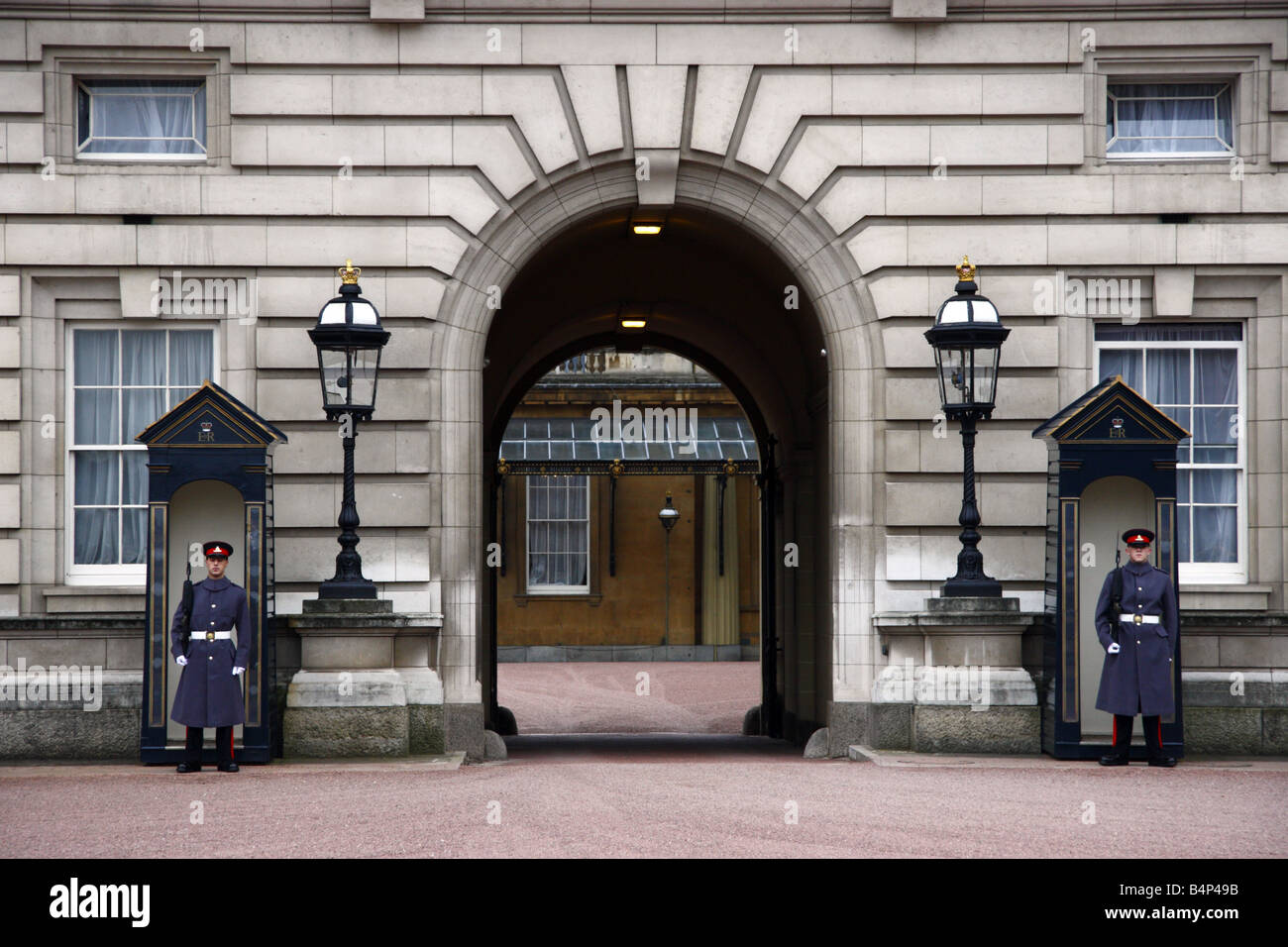 Buckingham Palace Guards Stock Photo - Alamy