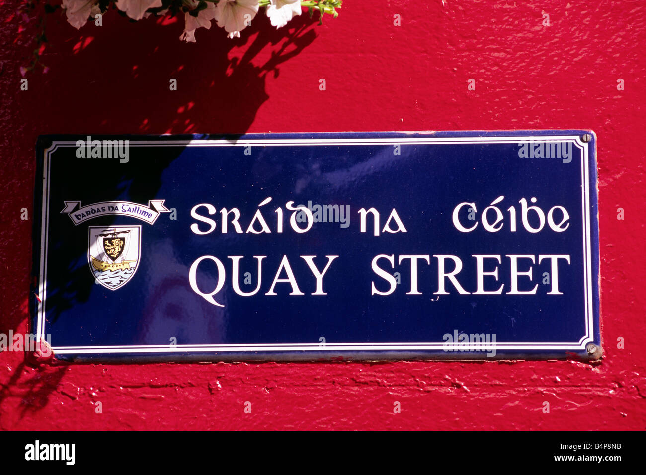 Bilingual signs in irish gaelic hi-res stock photography and images - Alamy