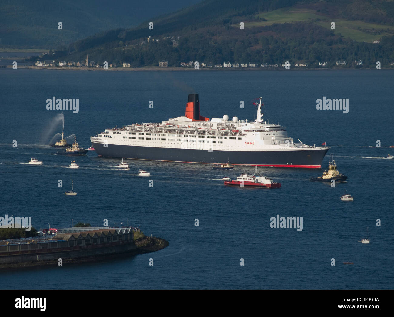 The QE2 off Gourock Stock Photo - Alamy