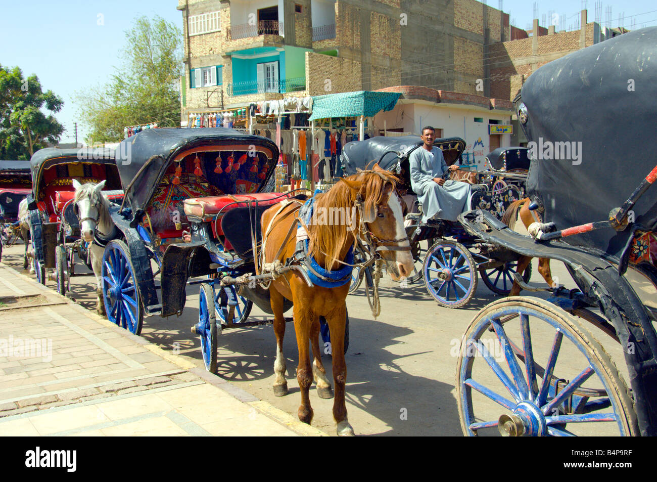 Street scenes horse carriages hi-res stock photography and images - Alamy