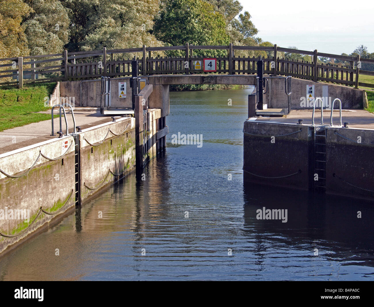 River lock locks hi-res stock photography and images - Alamy