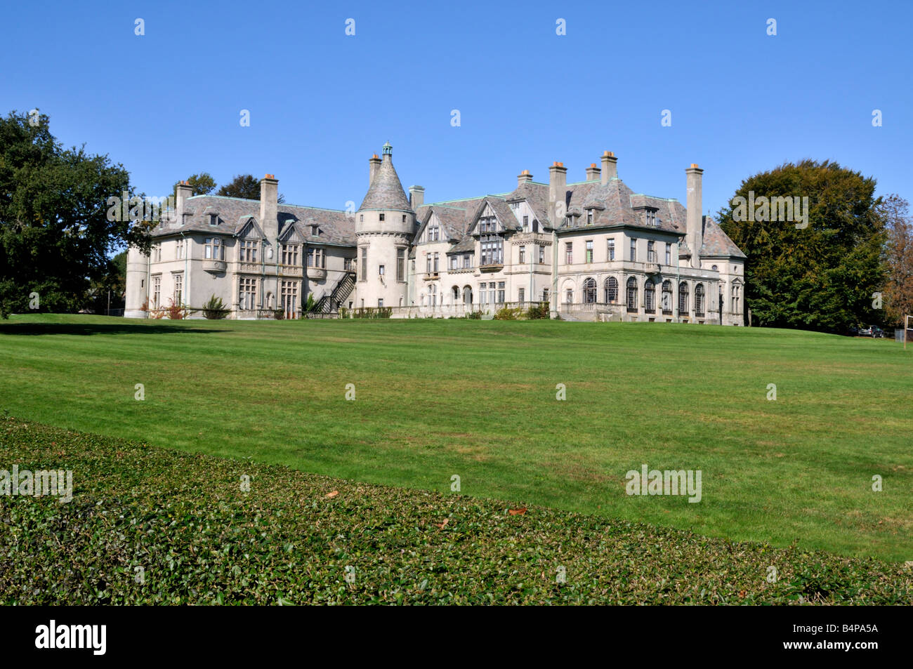 Newport rhode island mansion hi-res stock photography and images - Alamy