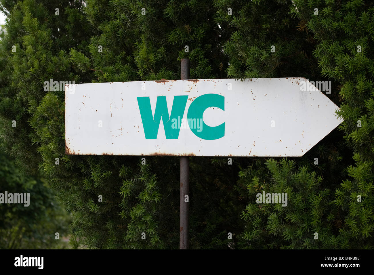 Arrow sign showing way hi-res stock photography and images - Alamy