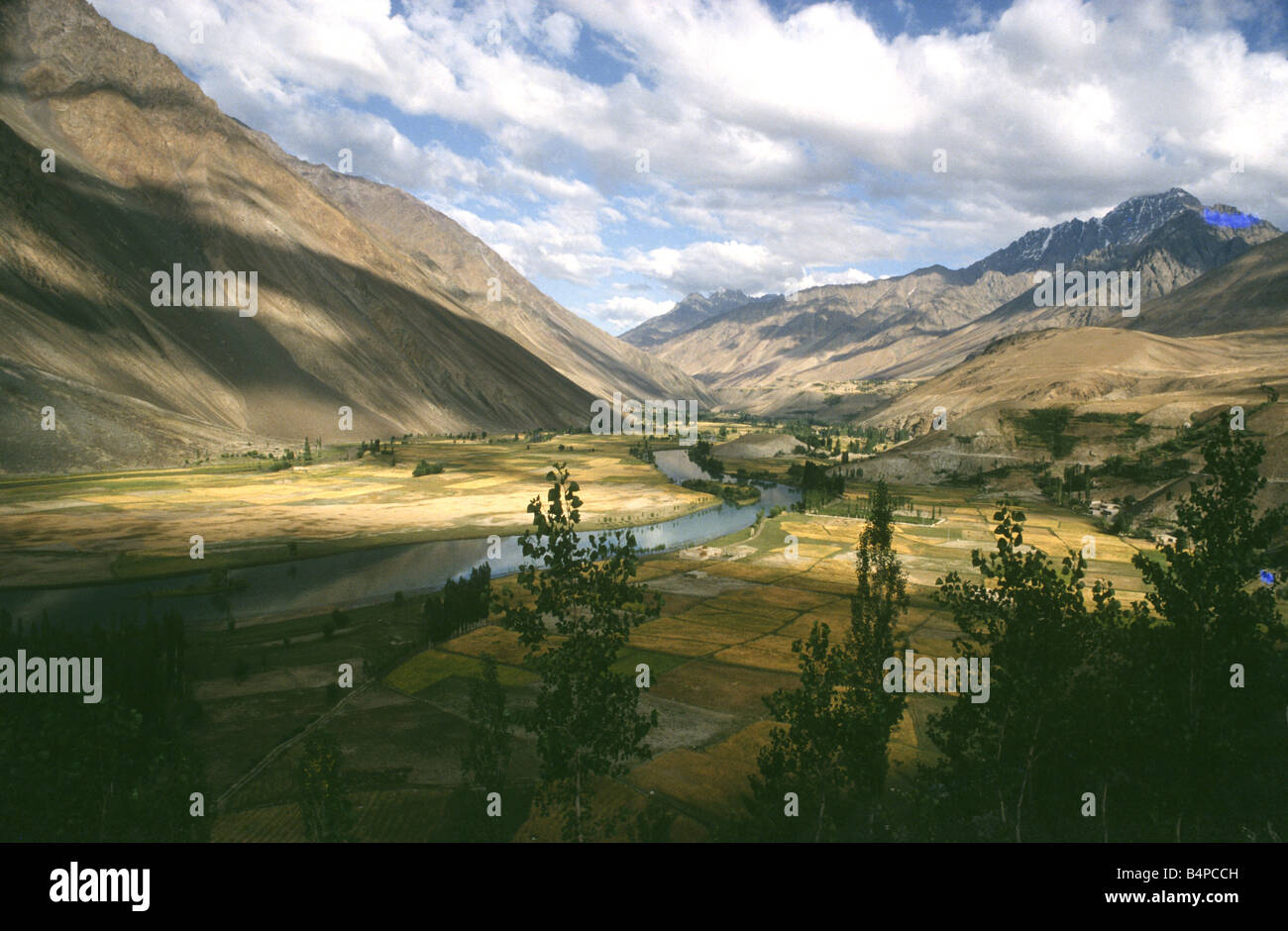 Landscape along the "Gilgit RIver valley to the 12200 ft high Shandur ...