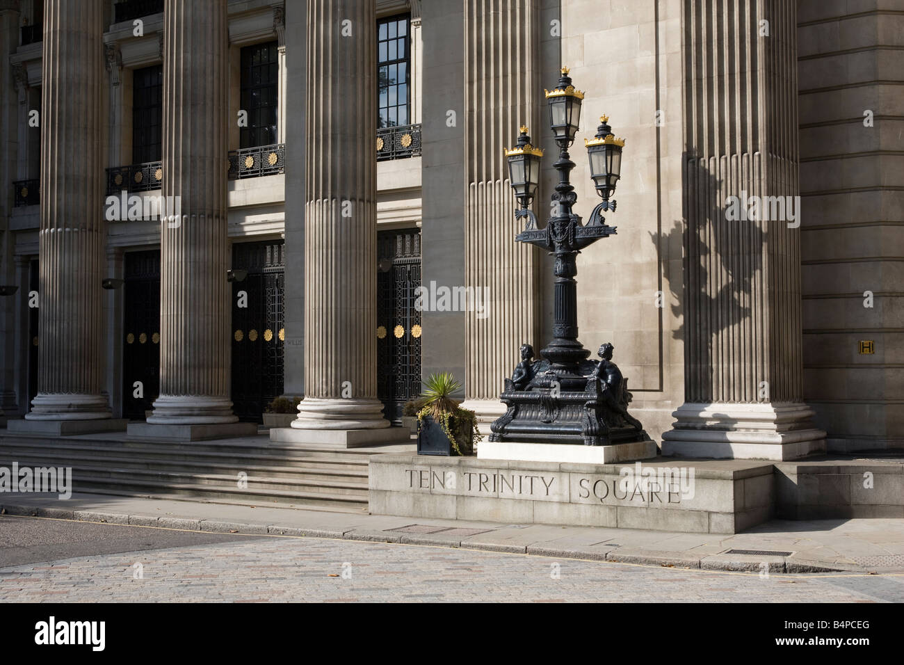 10 Trinity Square Tower Hill London Stock Photo - Alamy