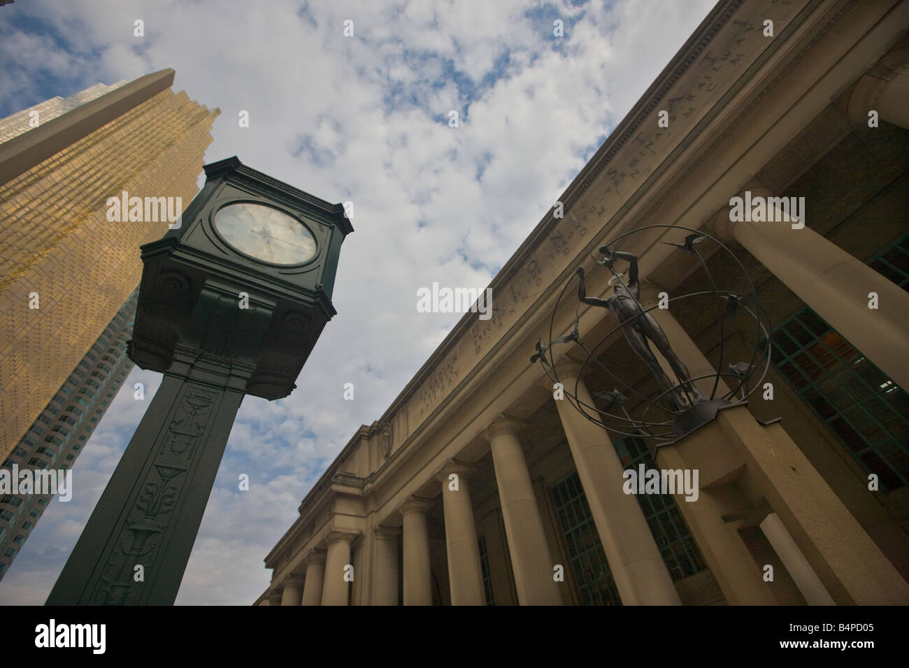 Toronto union station statue hi-res stock photography and images - Alamy