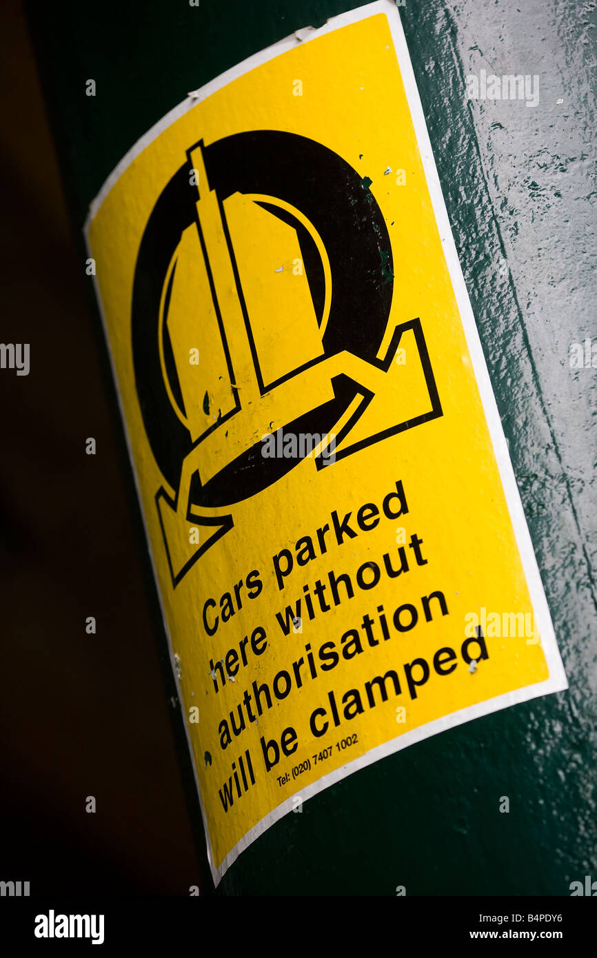 A sign warning against illegal car parking Stock Photo - Alamy