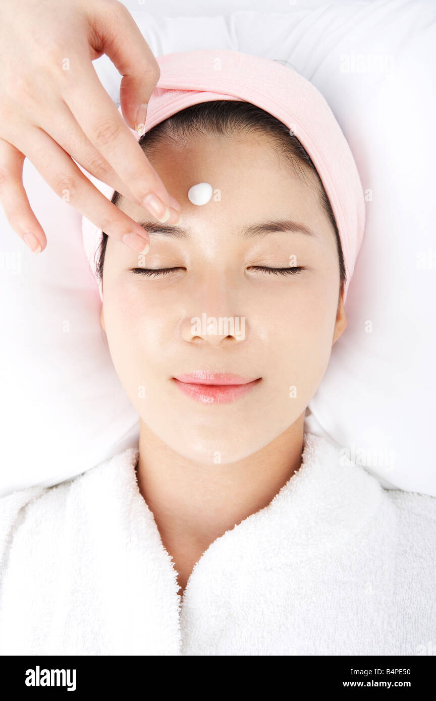 Young woman receiving facial in spa, close up Stock Photo - Alamy