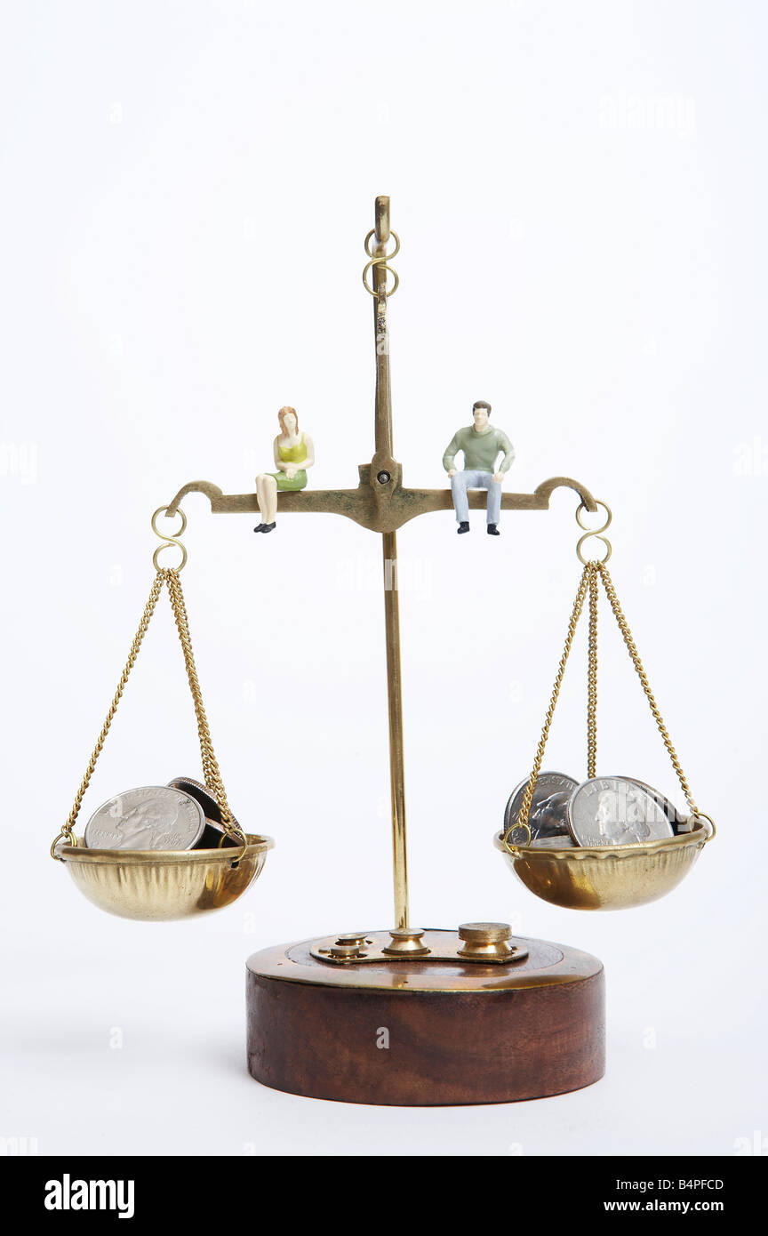 Couple figurines sitting on weighing scale Stock Photo - Alamy