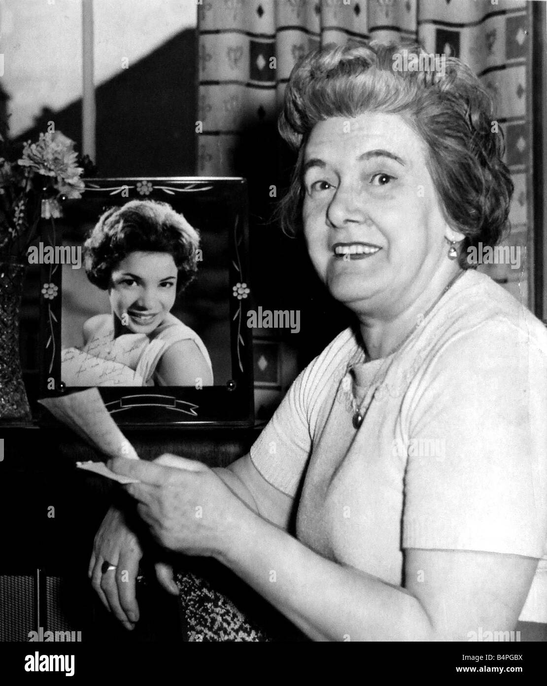 Shirley bassey 1960s hi-res stock photography and images - Alamy