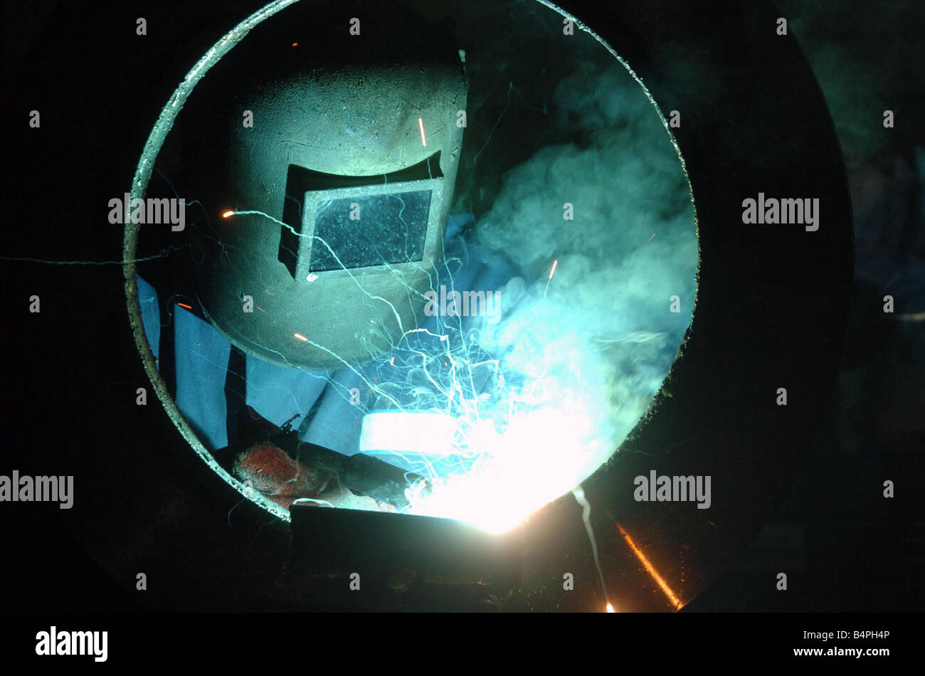 A welder working for Cyrus Engineering Ltd 16th June 2005 Stock Photo ...