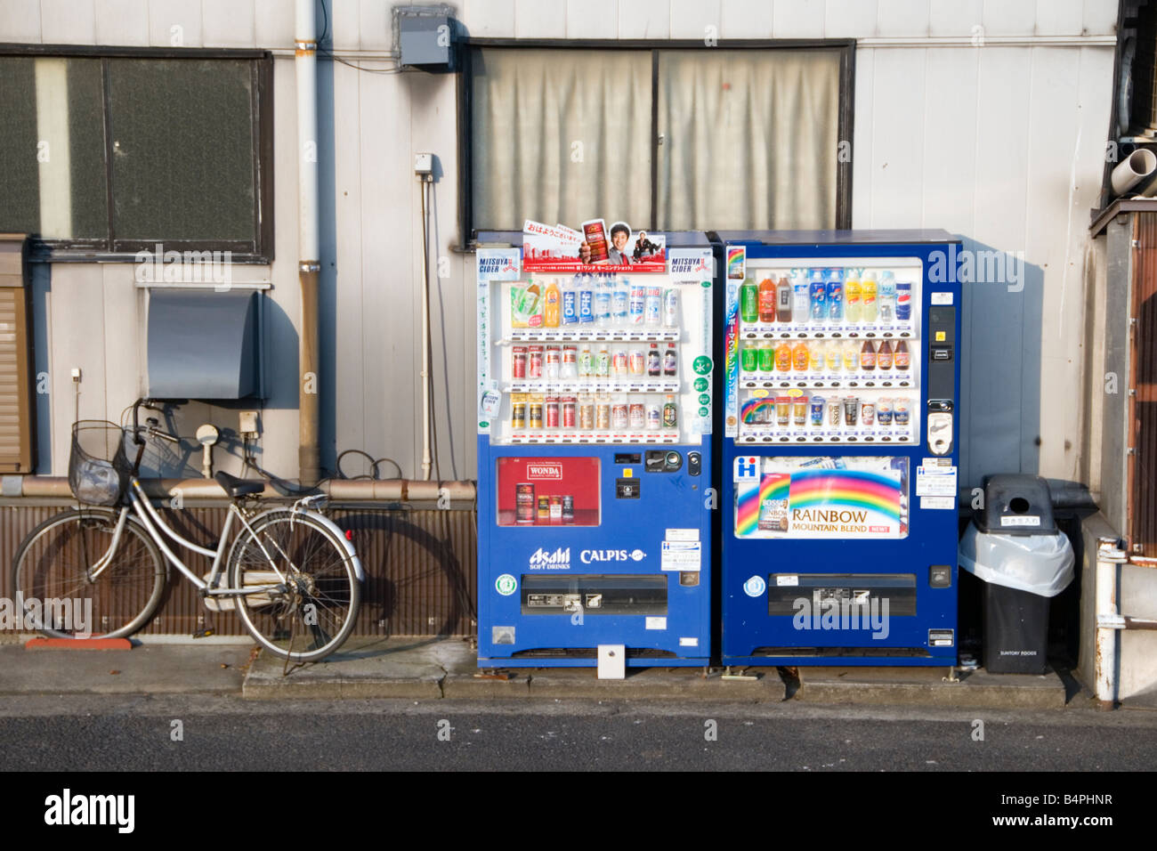 Vending machines and a bicycle in Tokyo Japan Stock Photo - Alamy