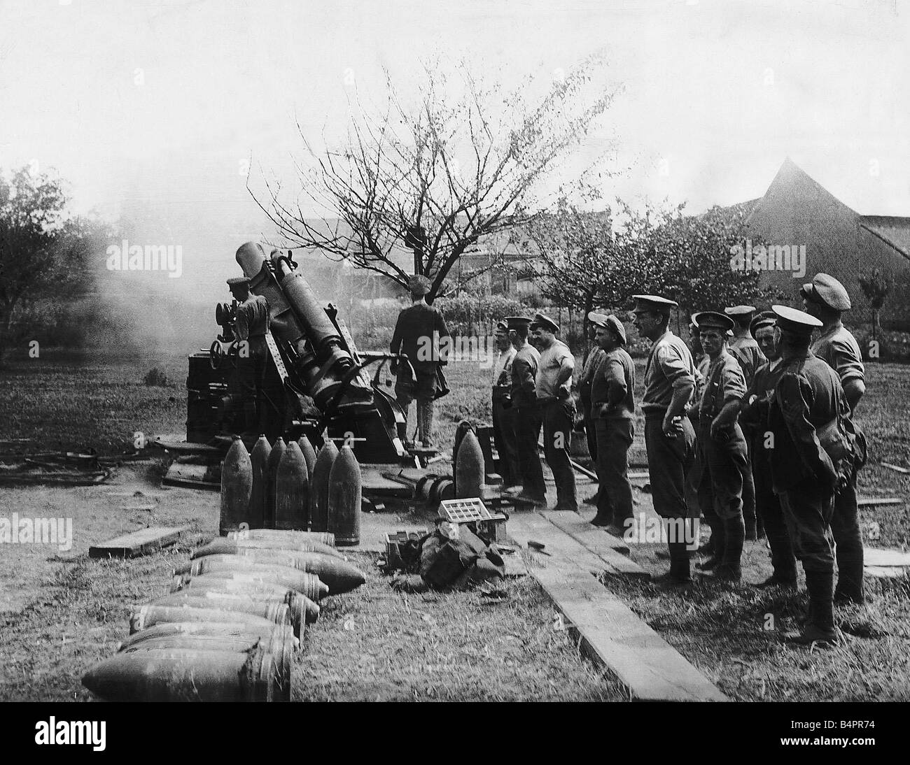 British army howitzer firing on German lines 1916 as they advance into ...