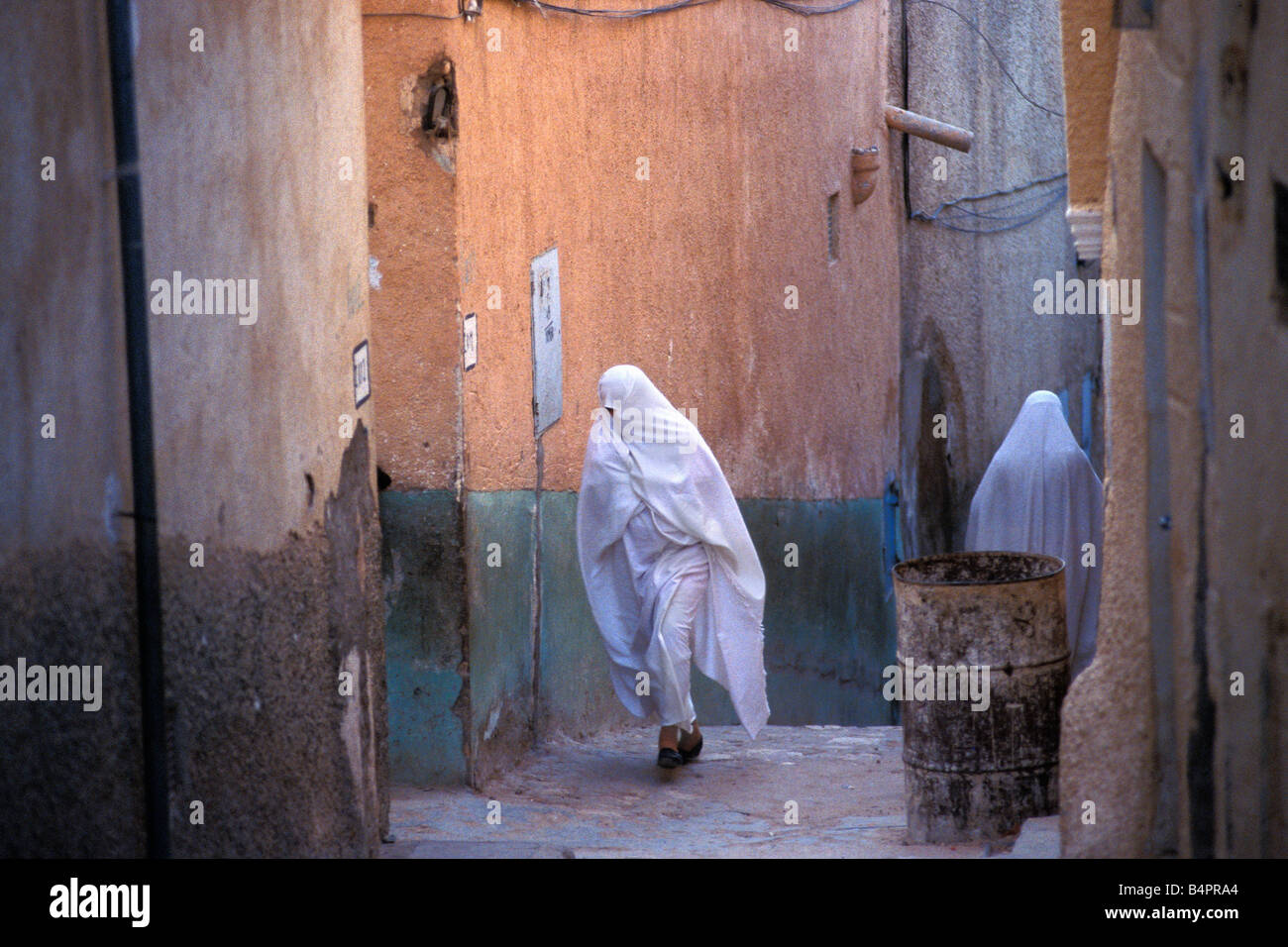 Women veiled africa desert hi-res stock photography and images - Alamy