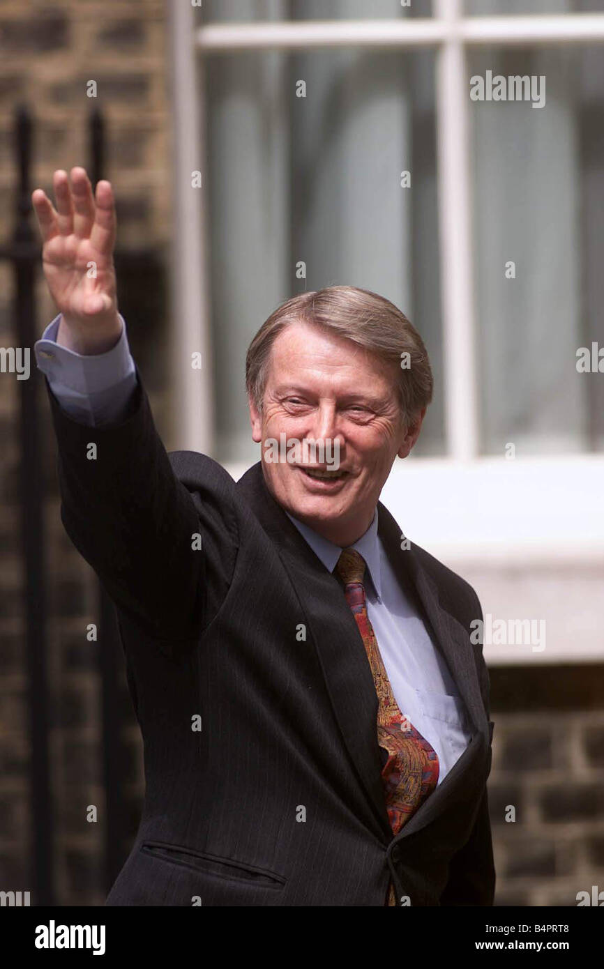 Alun Michael arrives No 10 Downing Street June 2001 in Cabinet ...