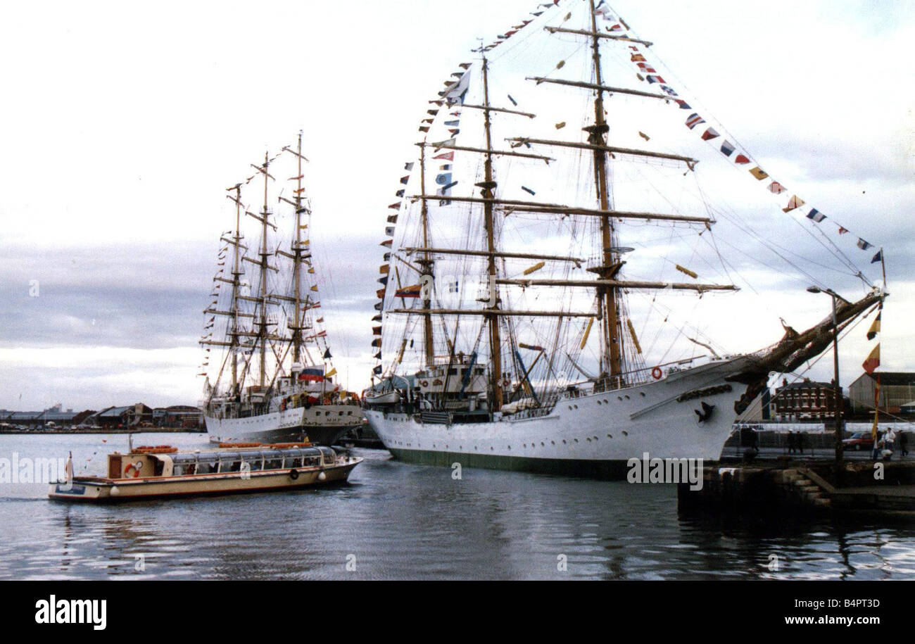 Two sailing ships hi-res stock photography and images - Alamy