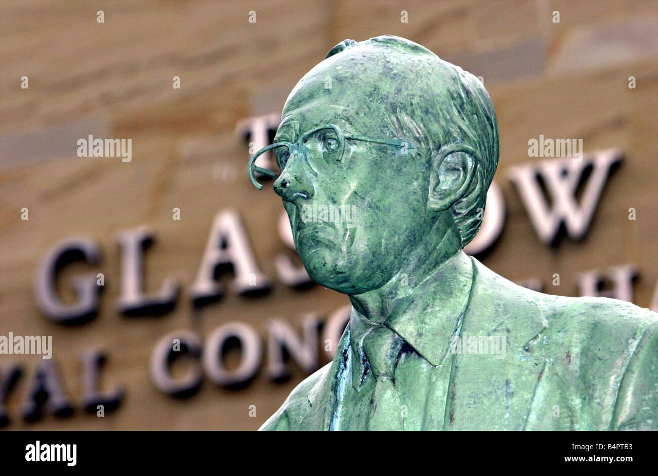 Donald Dewar statue October 2002 gets fitted with new spectacles Stock ...