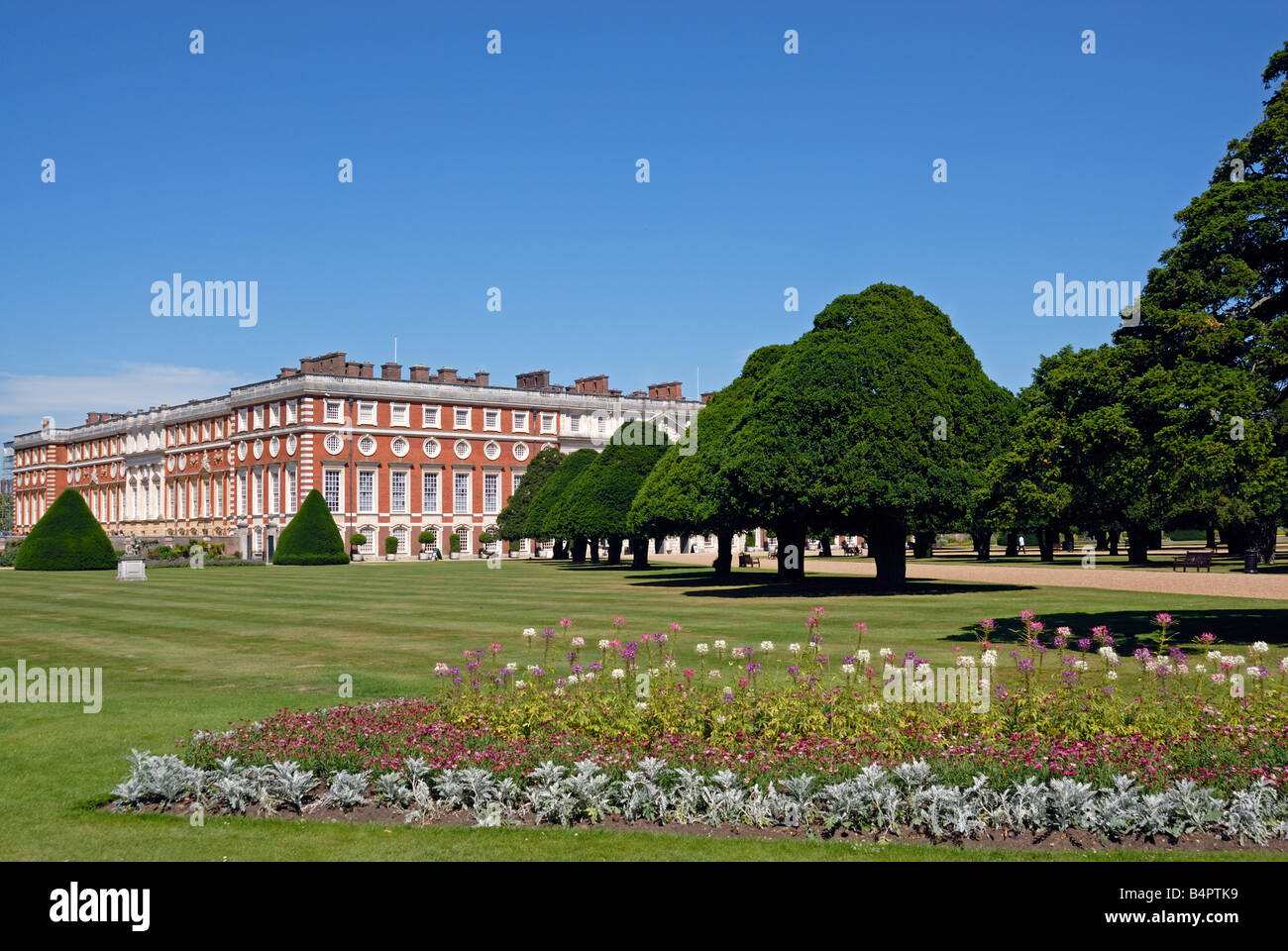 Hampton court palace hi-res stock photography and images - Alamy