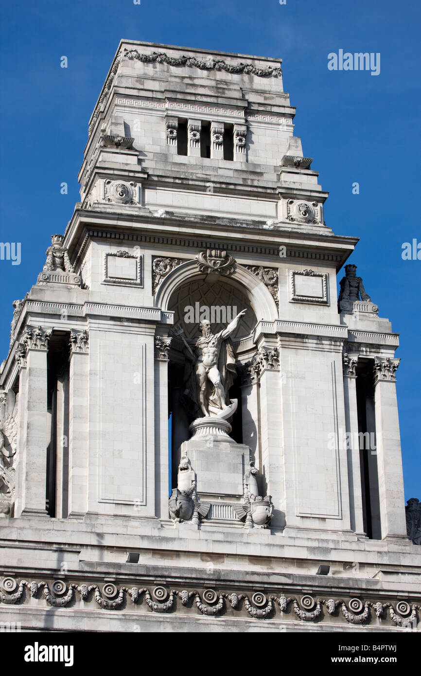 Statue trinity square london hi-res stock photography and images - Alamy