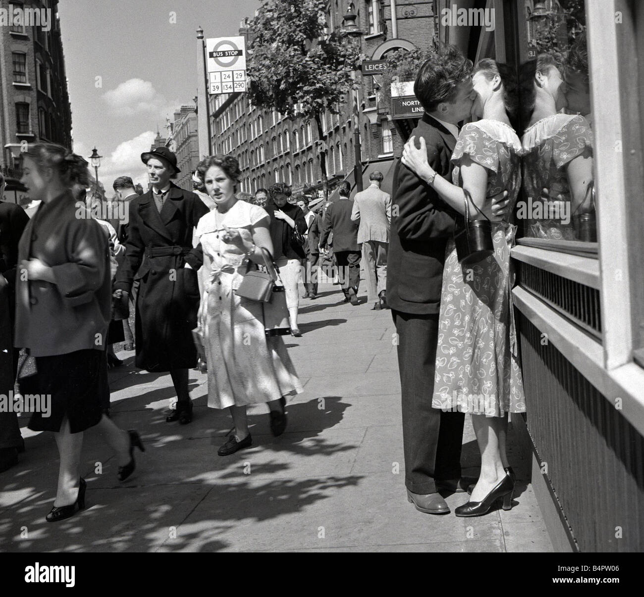 1950s couple kissing hi-res stock photography and images - Alamy