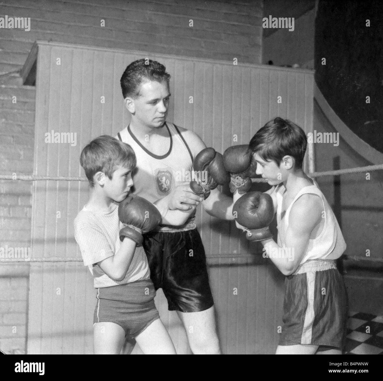 Boys boxing 1950s hi-res stock photography and images - Alamy