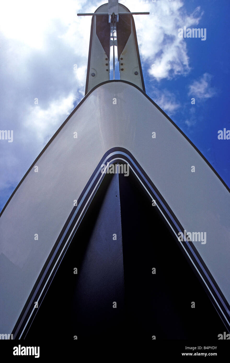 boat hull blue sky Stock Photo - Alamy