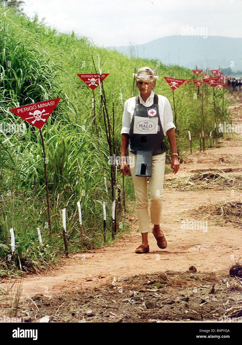 Princess Diana Angola Visit 1997 walking through minefield Stock Photo ...