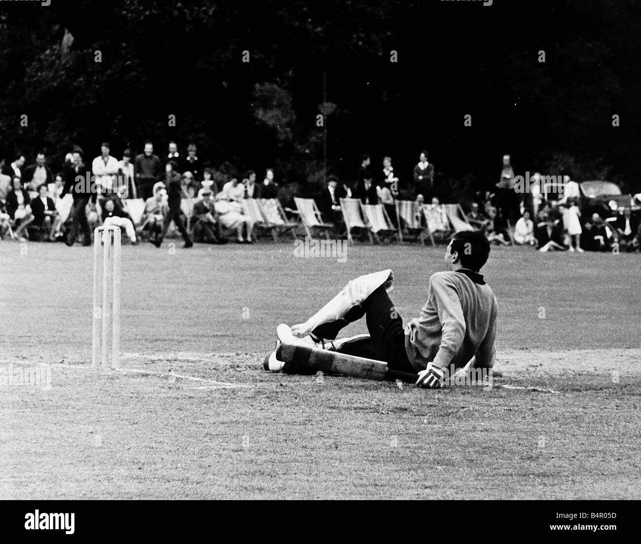 Jim Clark racing driver playing cricket 1964 Stock Photo - Alamy