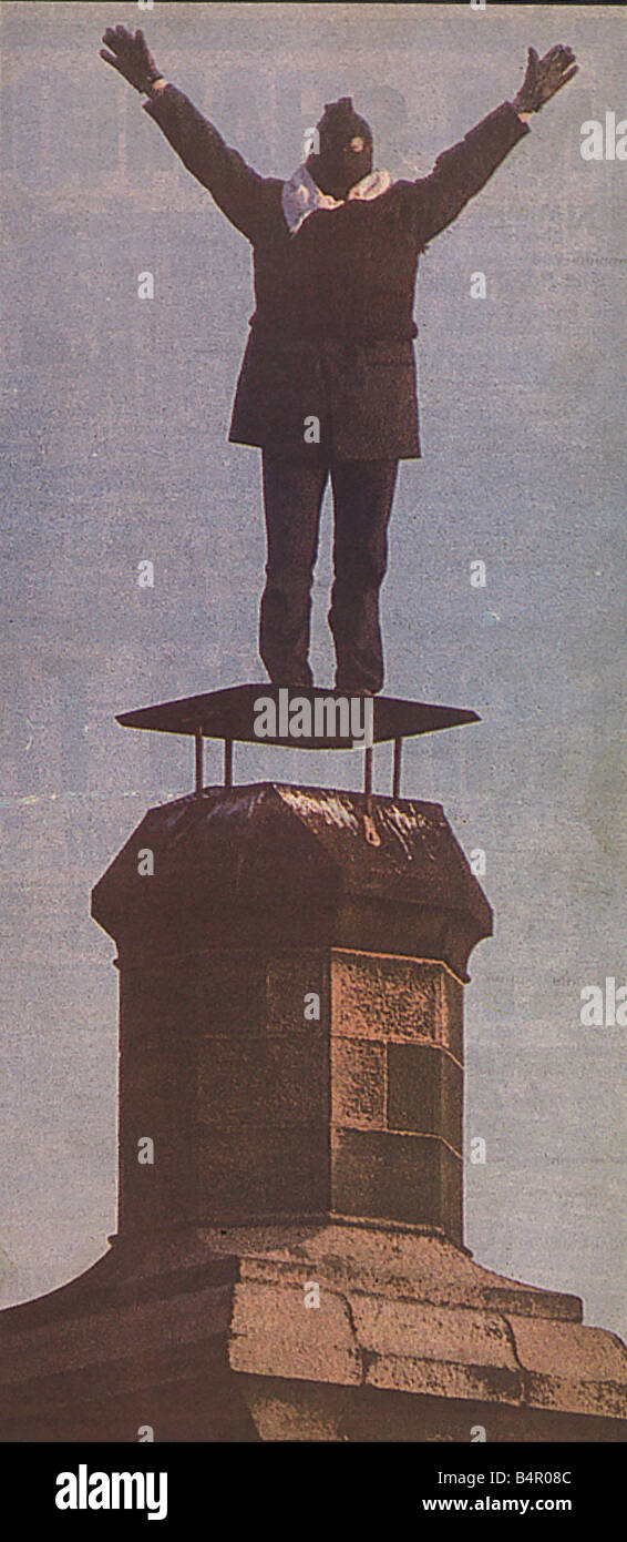 Barlinnie 87 prisoner on roof of Barlinnie prison during the 1987 siege ...