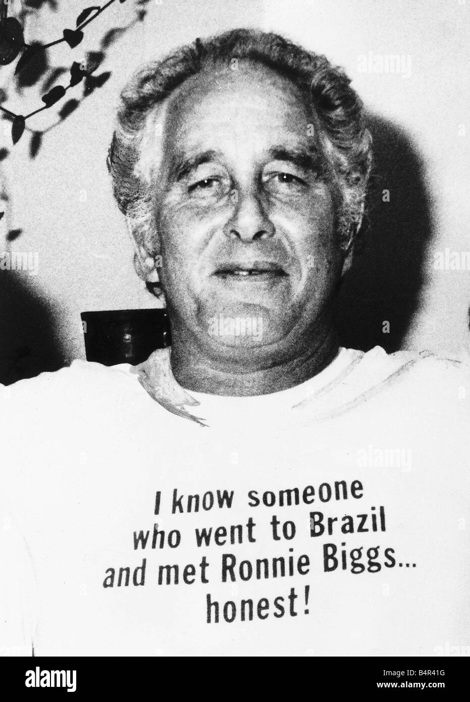 Ronnie Biggs British Train Robber wearing one of his T Shirts Stock ...