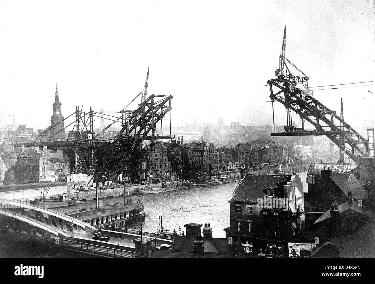 The Tyne Bridge under construction c 1928 Stock Photo - Alamy