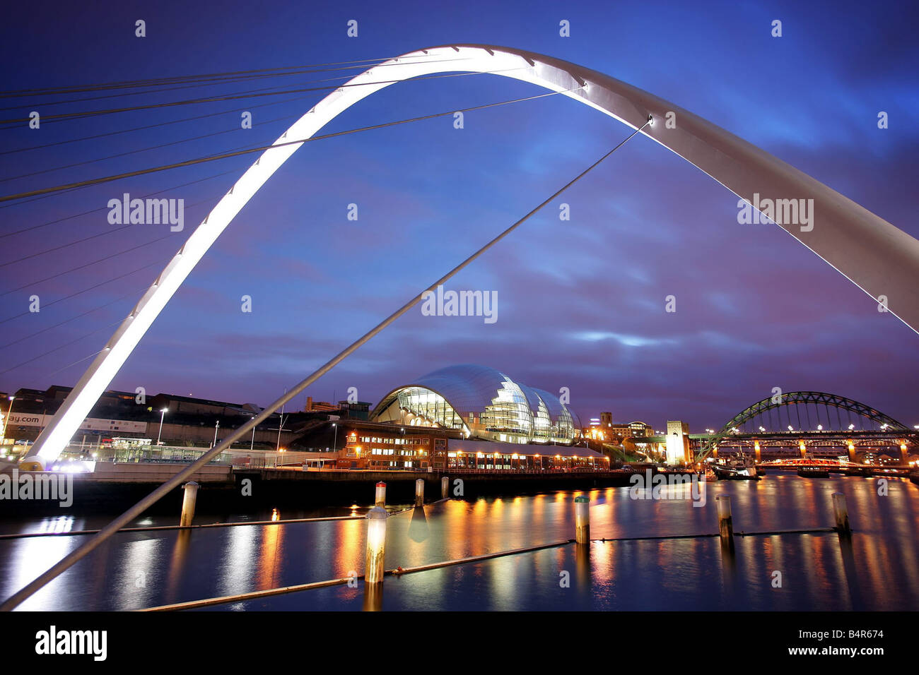 The Sage Gateshead and Gateshead Millennium Bridge at night 06 12 04 ...