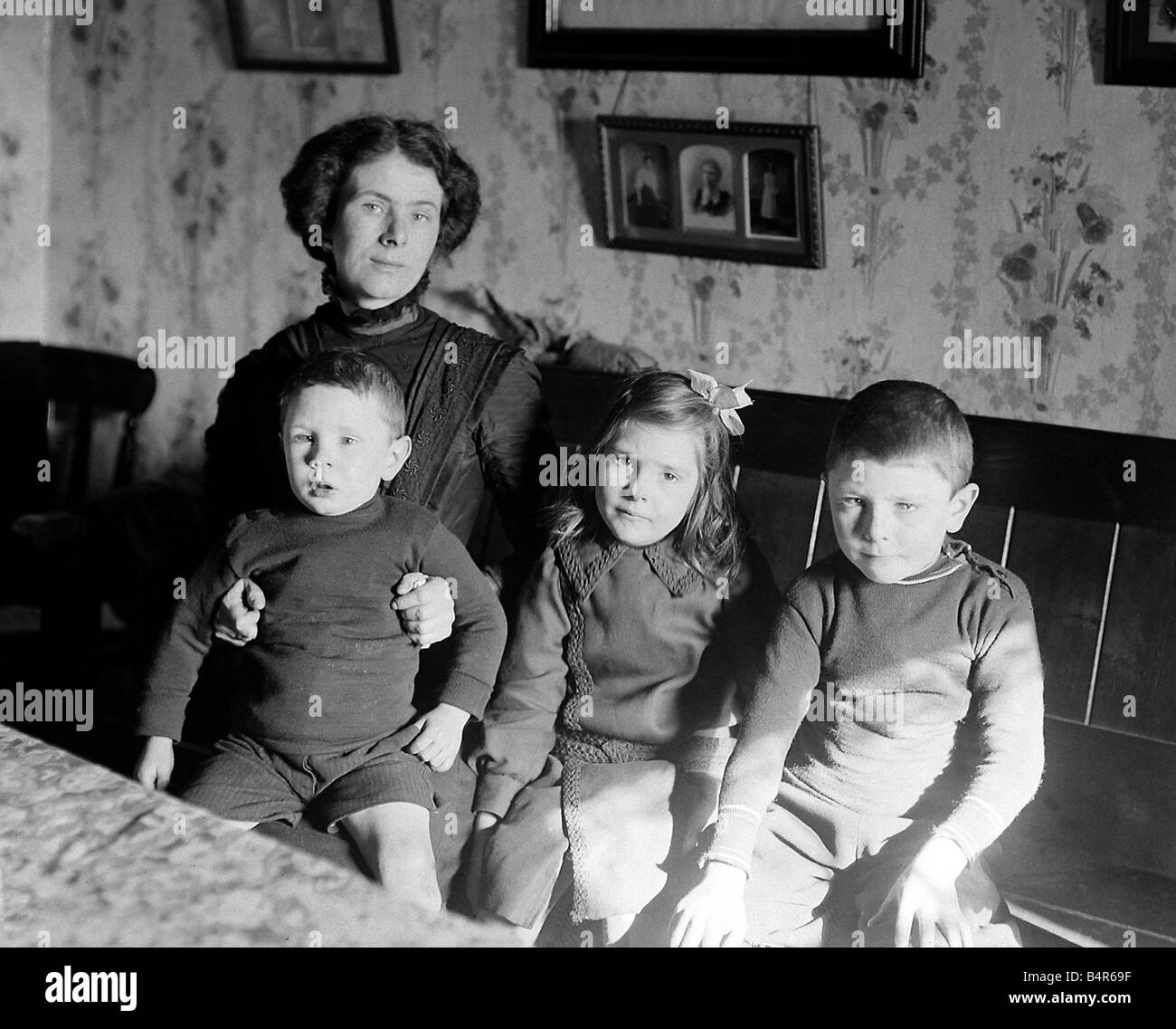 Mrs Evans widow of P O Edgar Evans with her children circa 1913 Stock ...
