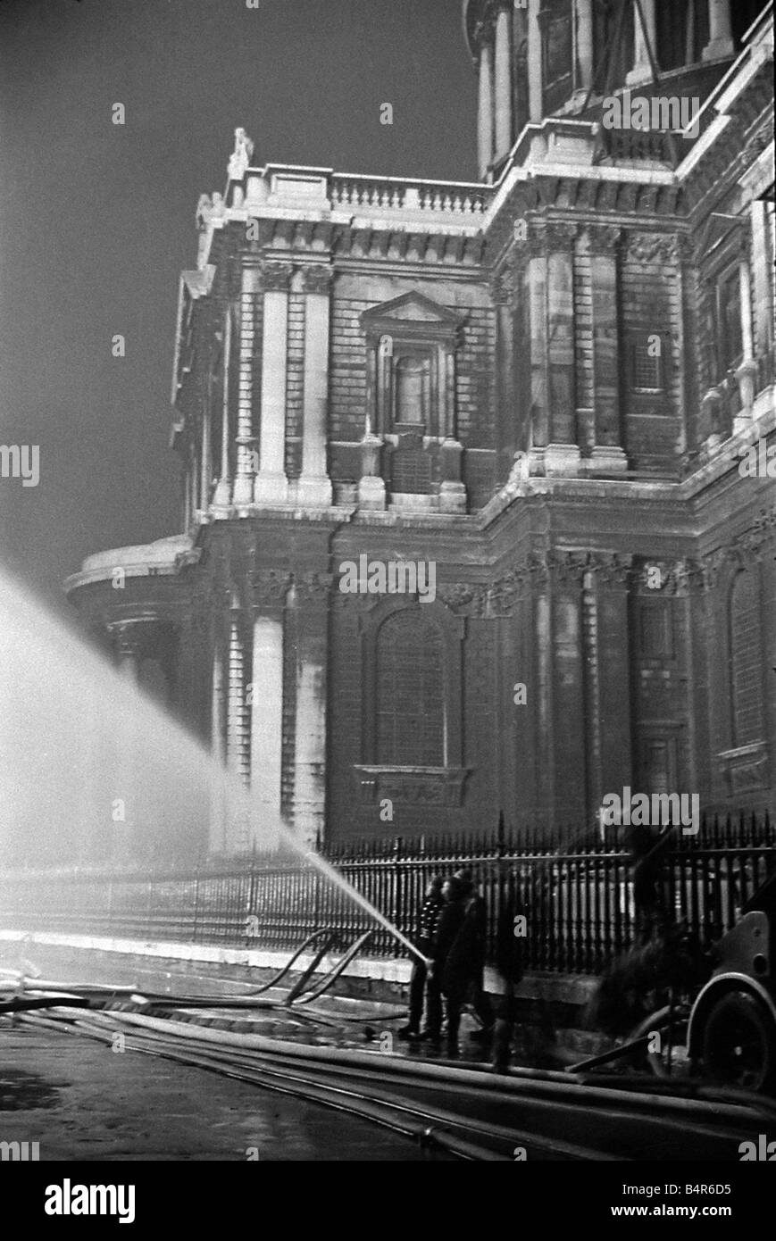 The Great Fire of London December 29th 1940 Firemen fighting the blaze ...