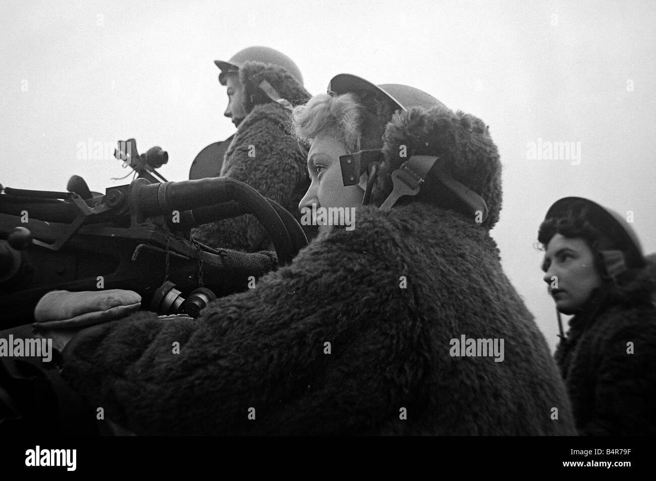 ATS women on searchlight Battery during the second World War January ...