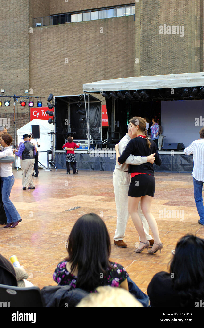 Dancers outside the Tate Modern in London dancing the Tango at the ...